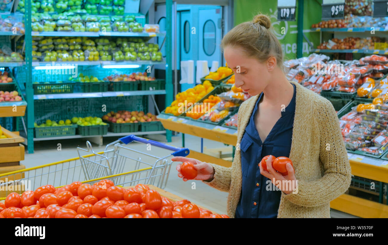 Woman buying tomatoes hi-res stock photography and images - Alamy