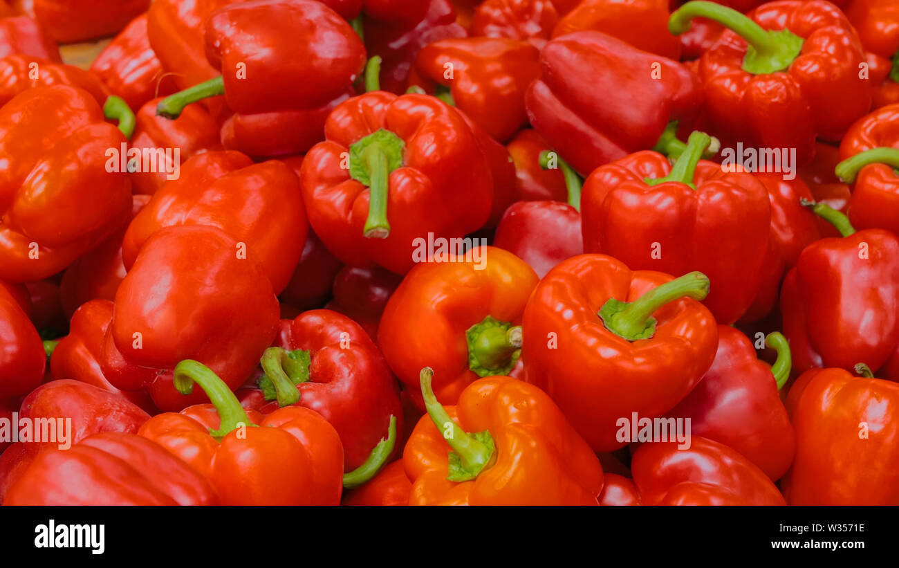 Red bell peppers at grocery store Stock Photo - Alamy