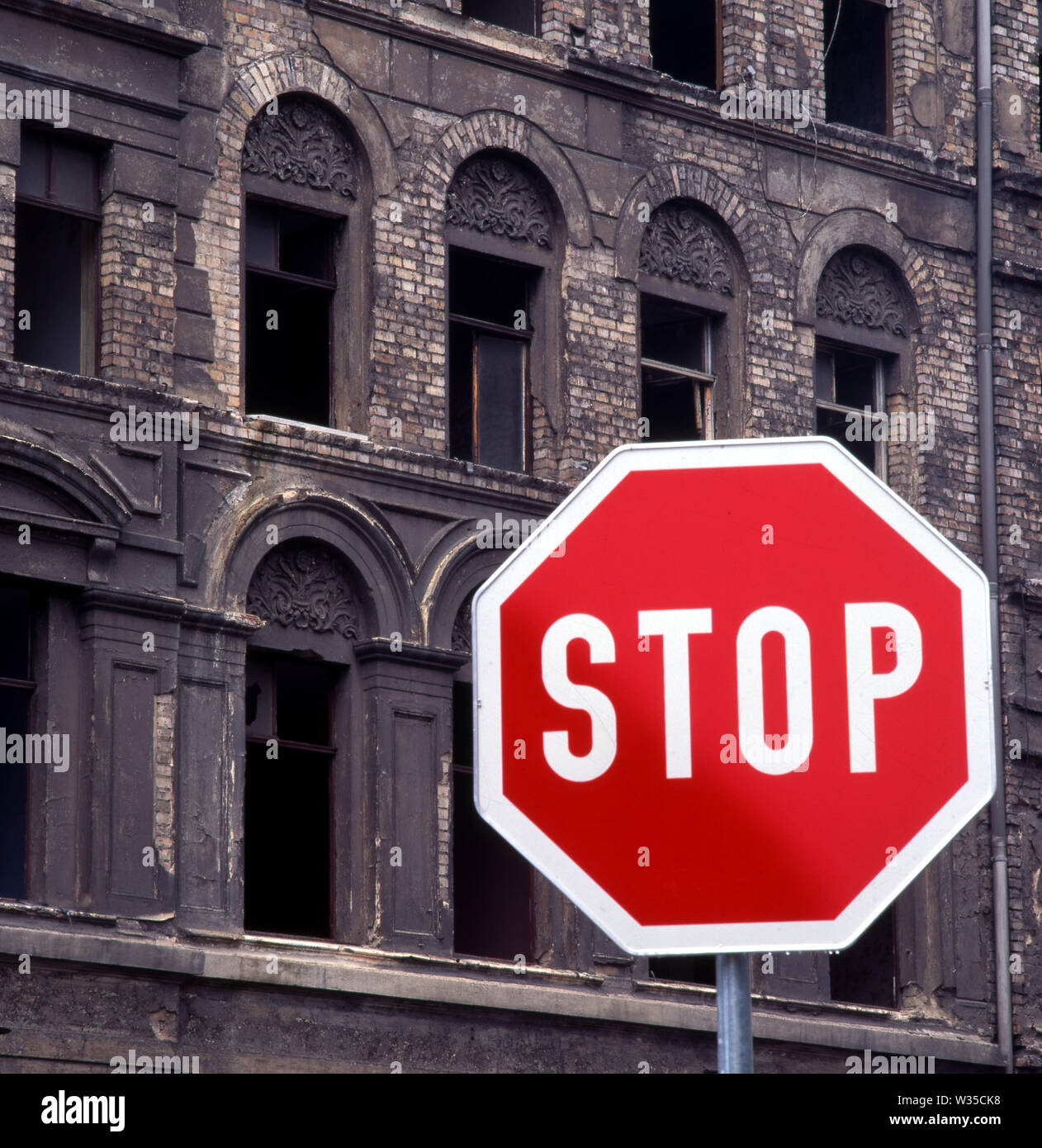 Ruin house hi-res stock photography and images - Alamy