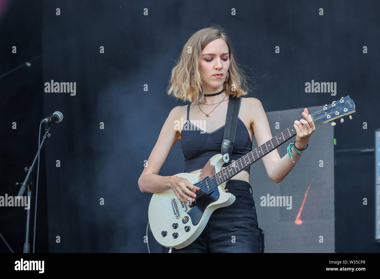 Big moon singer hi-res stock photography and images - Alamy