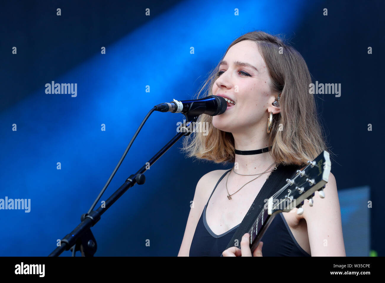 Big Moon Singer High Resolution Stock Photography and Images - Alamy