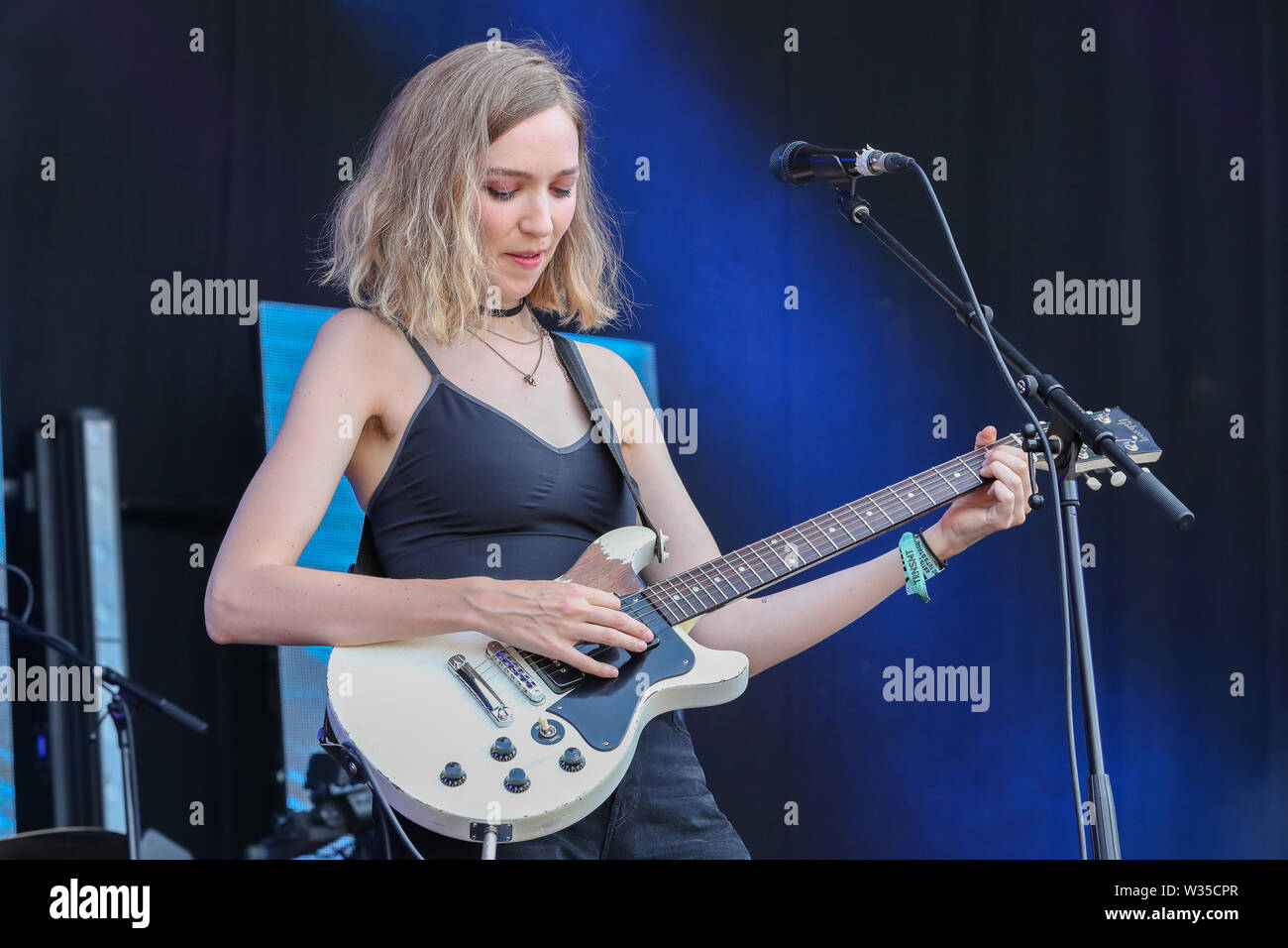 Big moon singer hi-res stock photography and images - Alamy