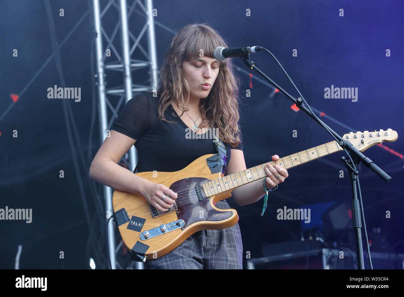 Big moon singer hi-res stock photography and images - Alamy