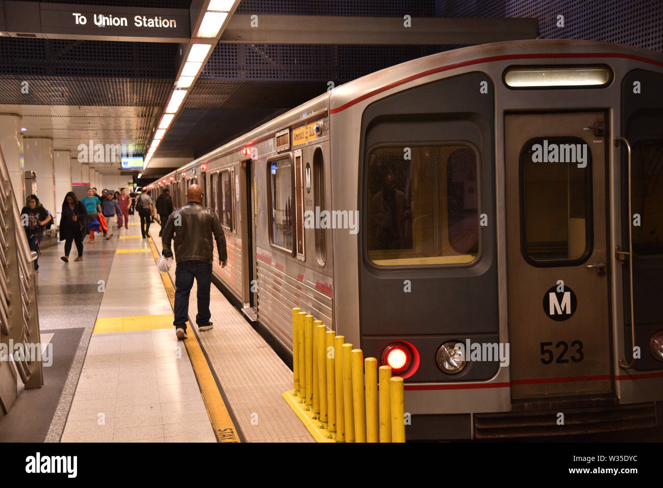 LOS ANGELES, CA/USA - November 24, 2018: Passengers boarding the Los Angeles Metro Subway Stock ...