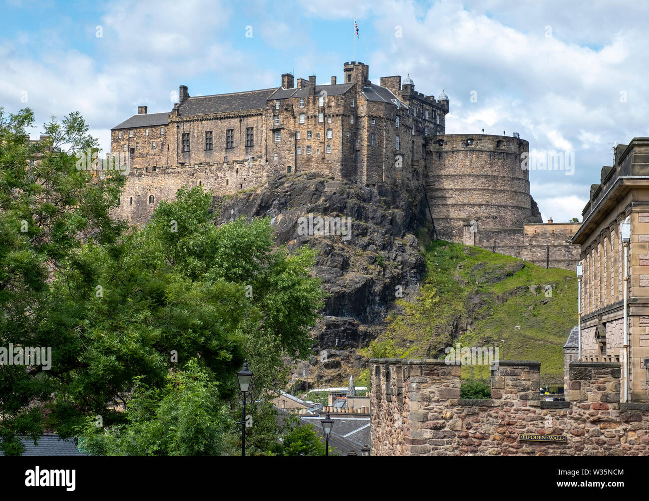 Edinburgh castle ramparts hi-res stock photography and images - Alamy