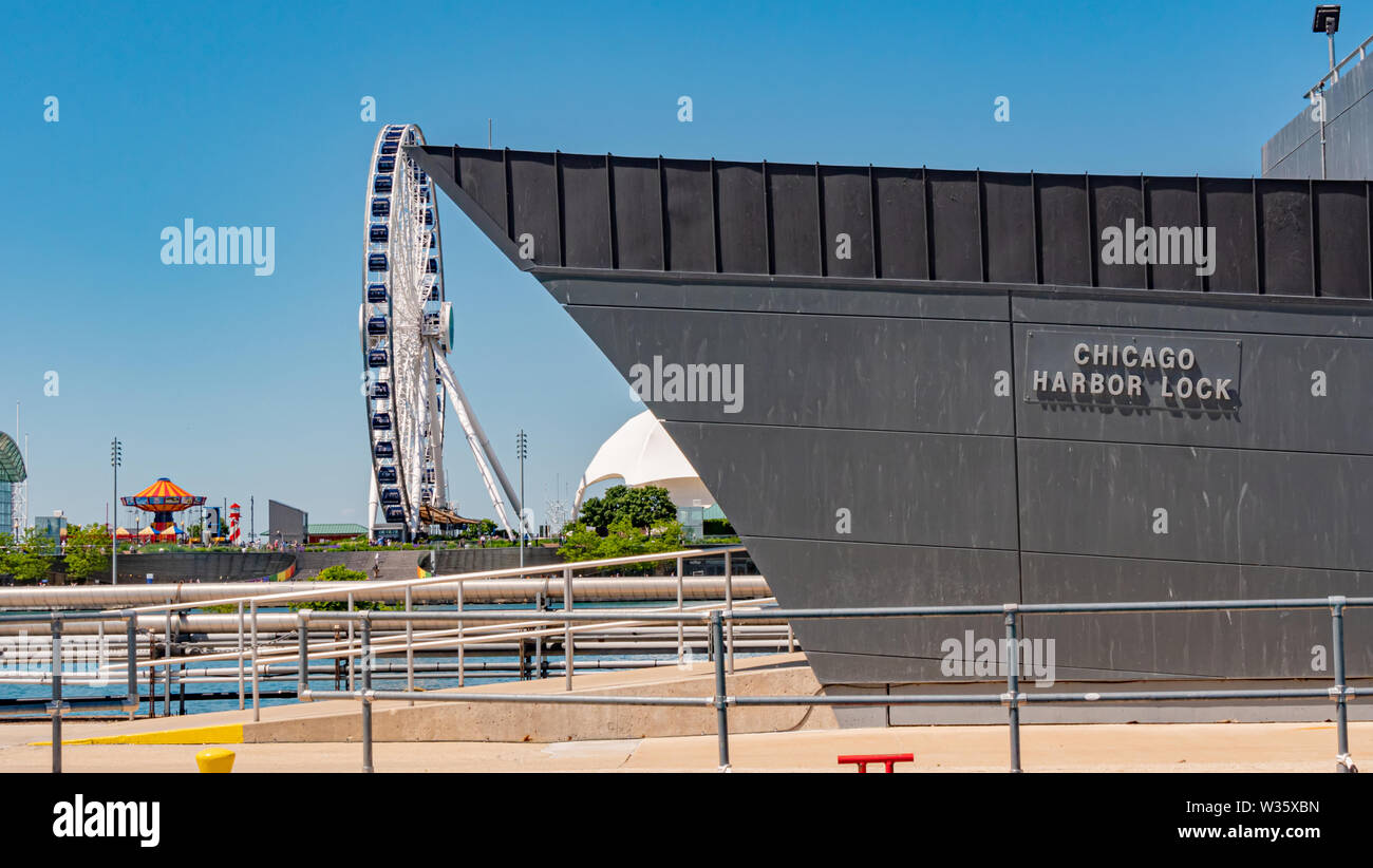 The lock of Chicago River at Lake Michigan - CHICAGO, USA - JUNE 11 ...