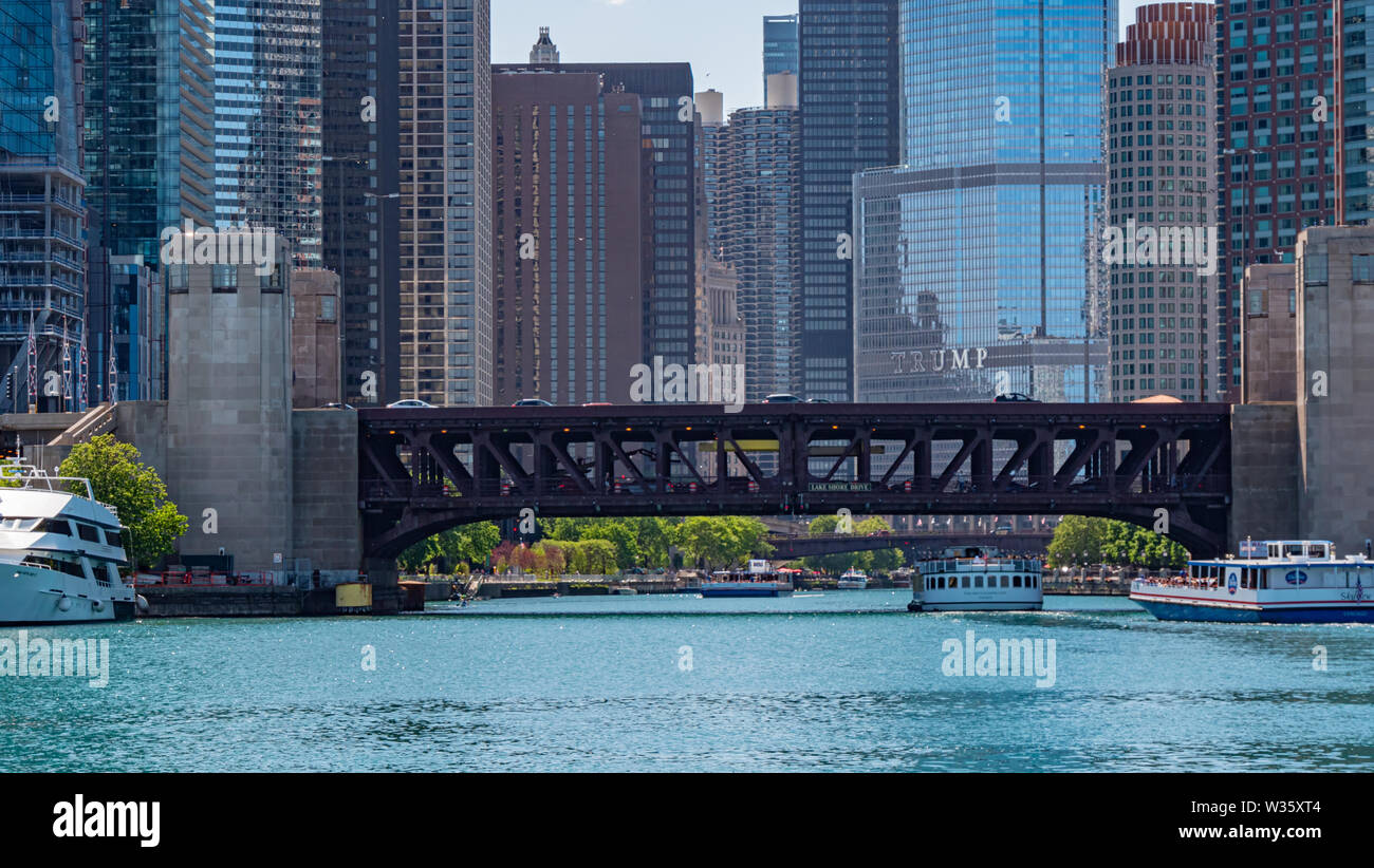 The bridges over Chicago River - CHICAGO, USA - JUNE 11, 2019 Stock ...