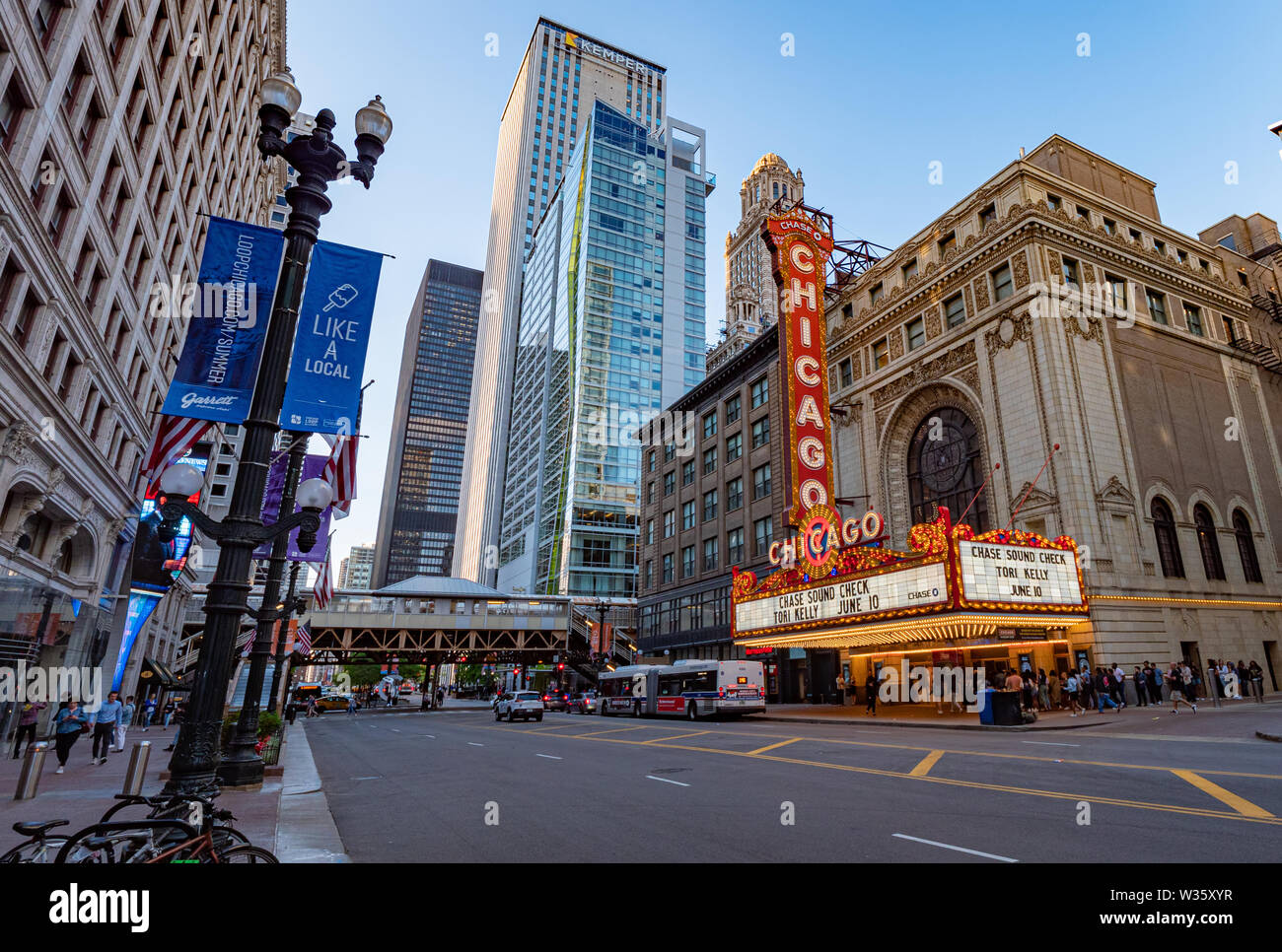Famous Chicago Theater at State Street former Balaban and Katz Theater ...