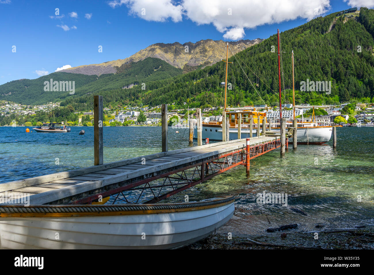 New zealand south island sailing hi-res stock photography and images ...