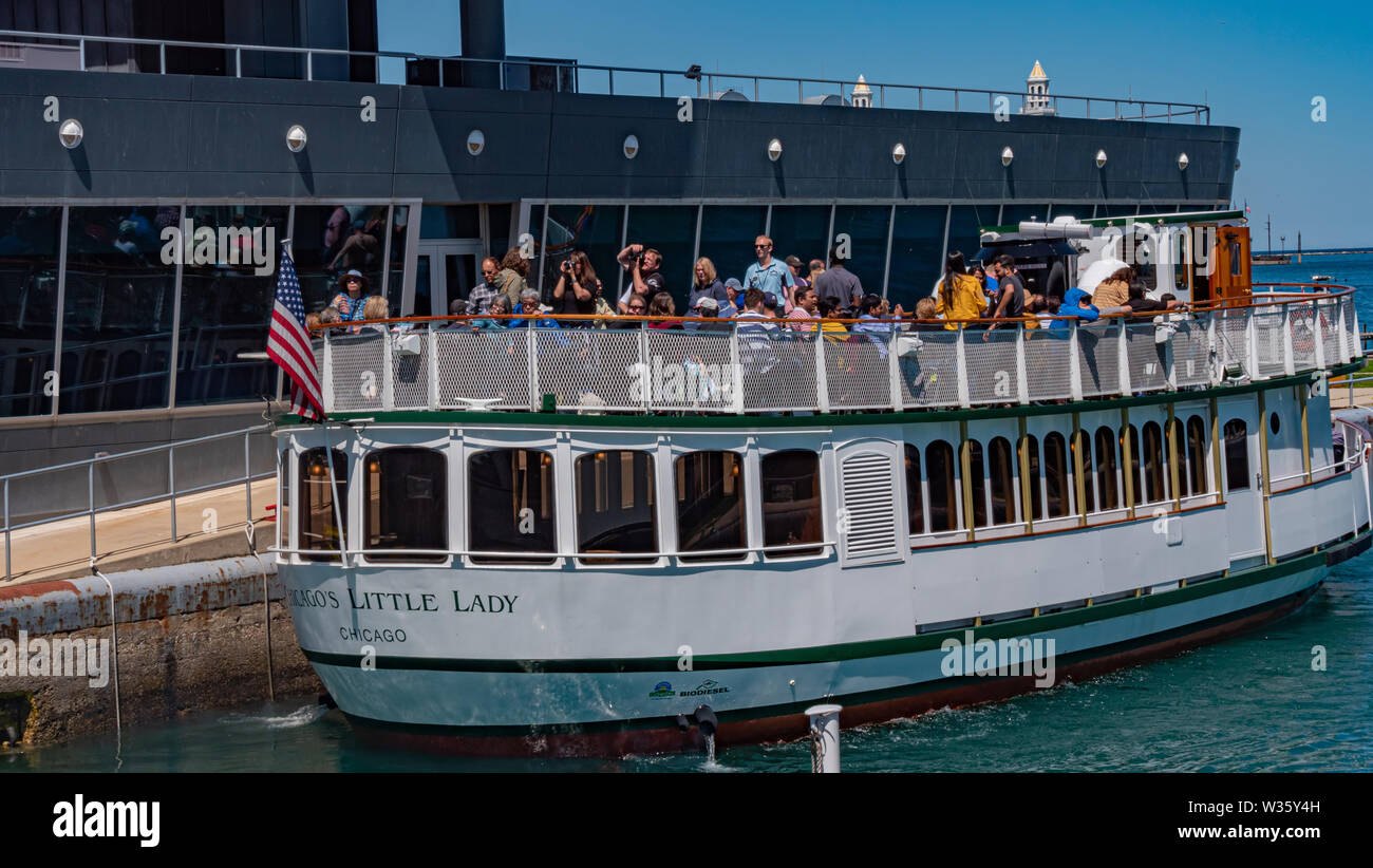 The lock of Chicago River at Lake Michigan - CHICAGO, USA - JUNE 11 ...
