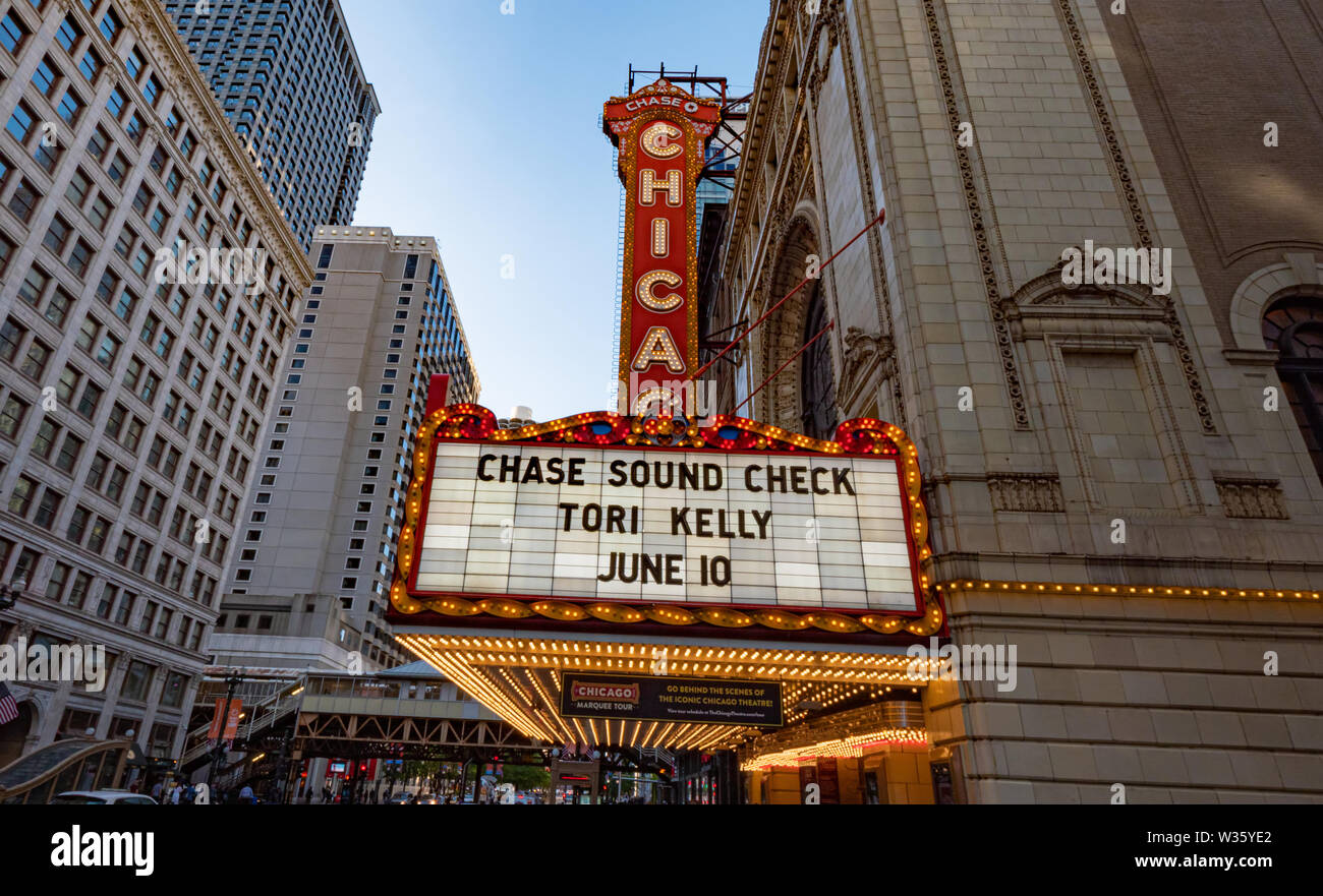 Famous Chicago Theater at State Street former Balaban and Katz Theater ...