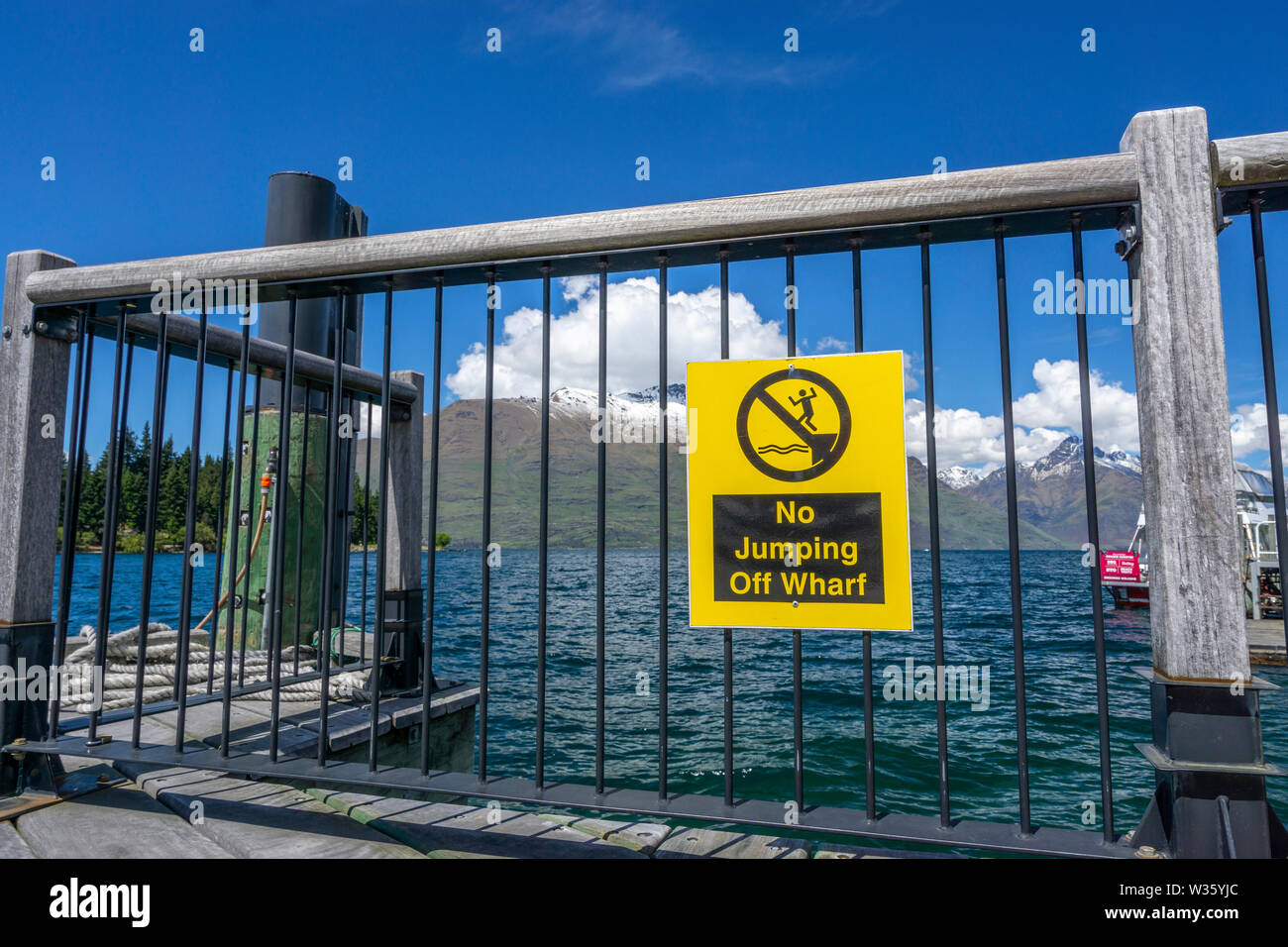Warning sign no jumping hi-res stock photography and images - Alamy