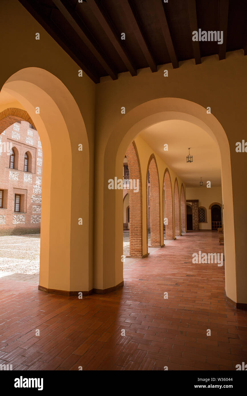 Interior del castillo medieval hi-res stock photography and images - Alamy