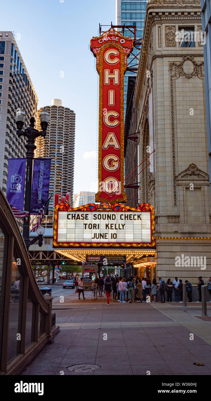 Famous Chicago Theater at State Street former Balaban and Katz Theater ...