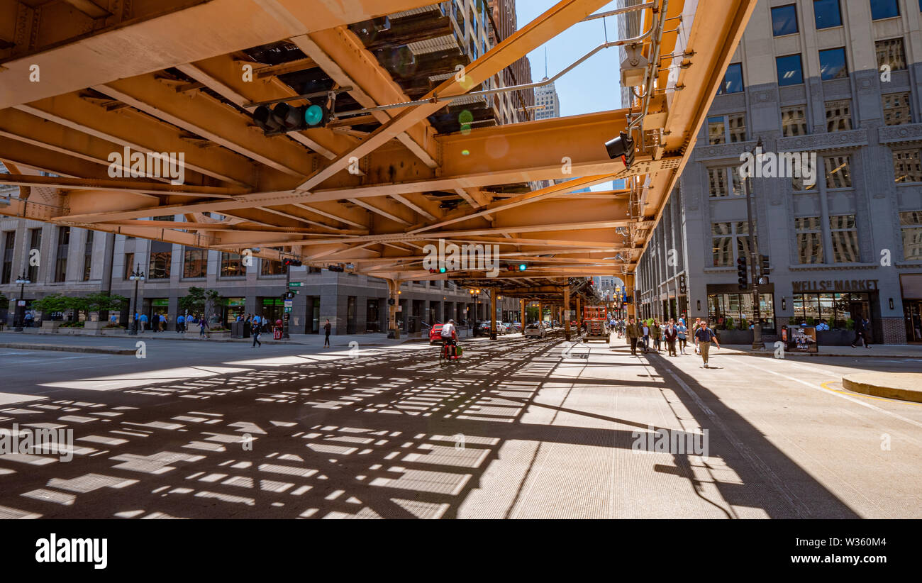 Overground train tracks above the streets in Chicago - CHICAGO, USA ...