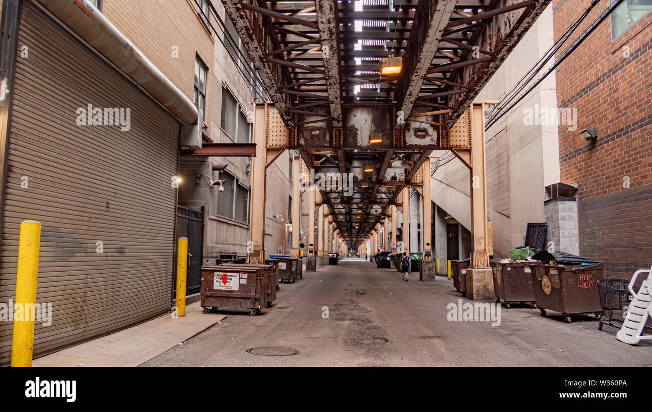 Overground tracks between the buildings in Chicago - CHICAGO, USA ...