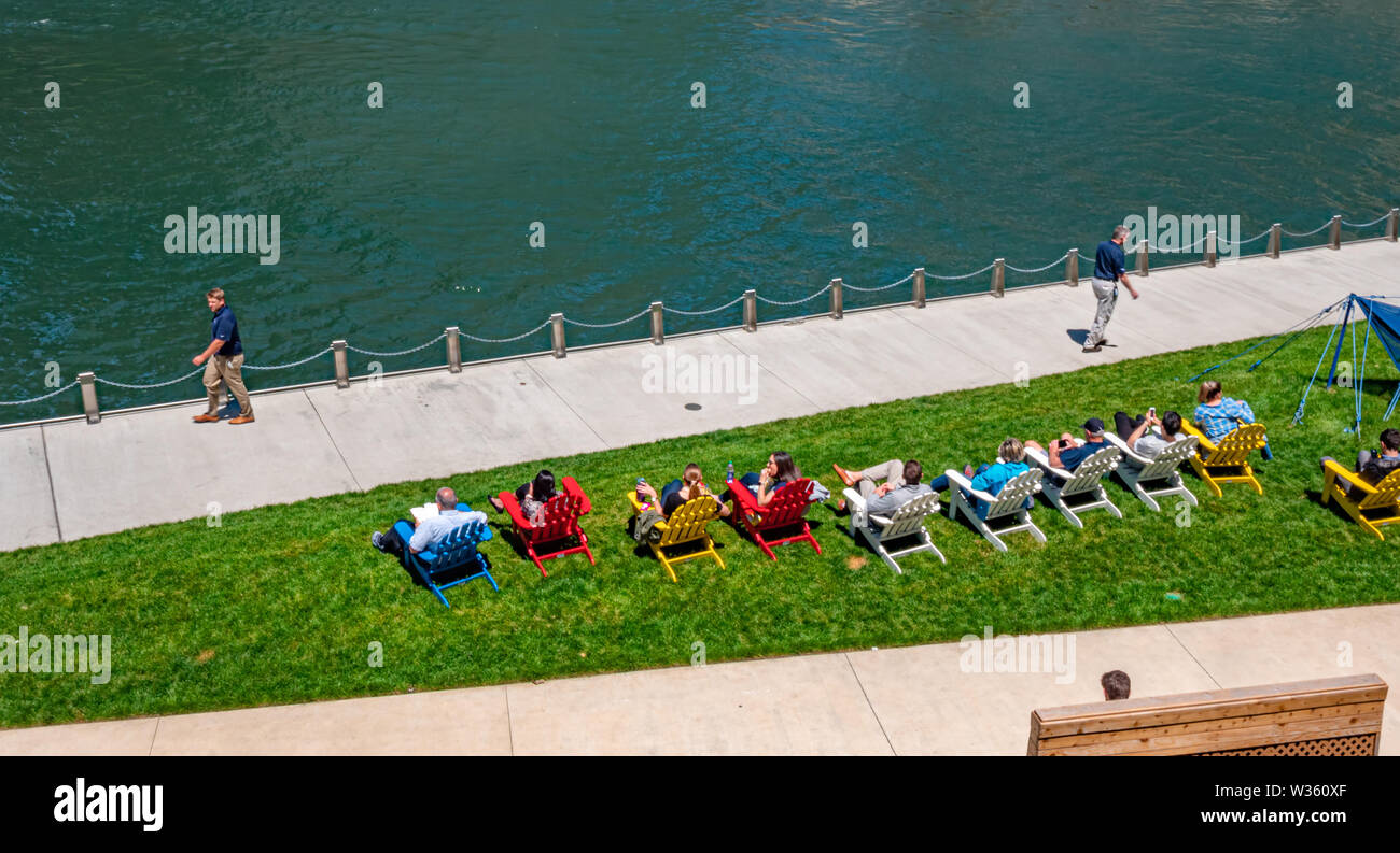 The popular riverside of Chicago River - CHICAGO, USA - JUNE 11, 2019 ...