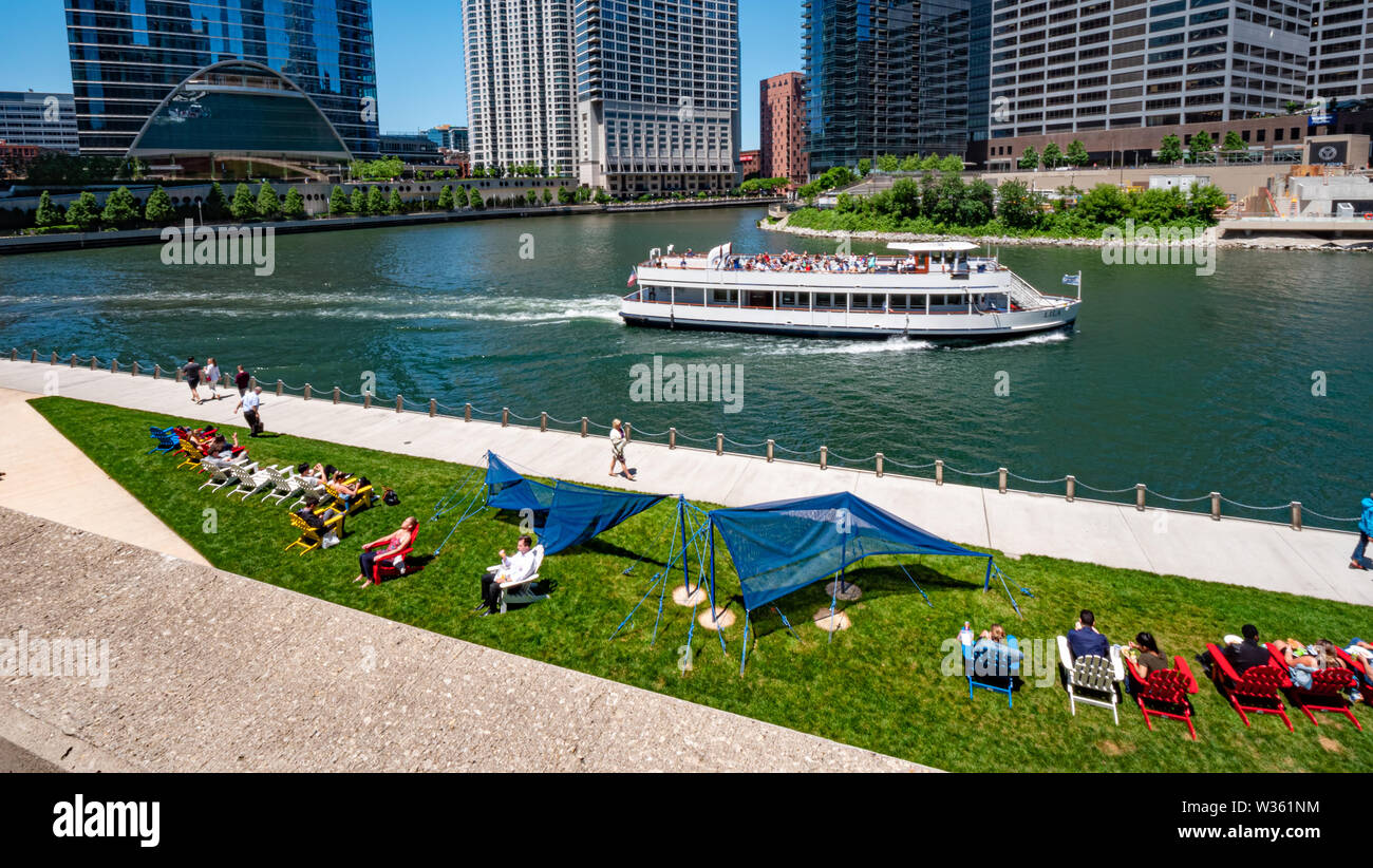 The popular riverside of Chicago River - CHICAGO, USA - JUNE 11, 2019 ...