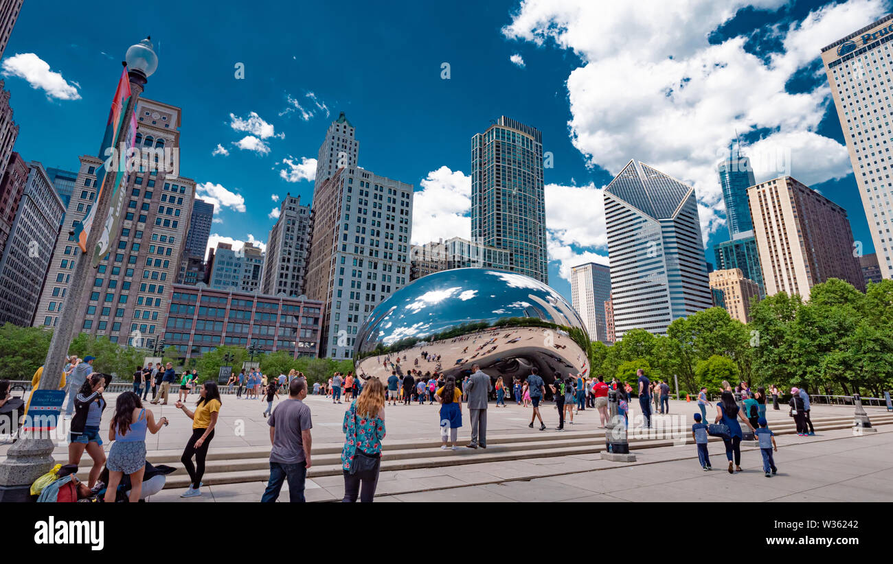 Famous Cloud Gate at Millennium Park in Chicago - CHICAGO, USA - JUNE ...