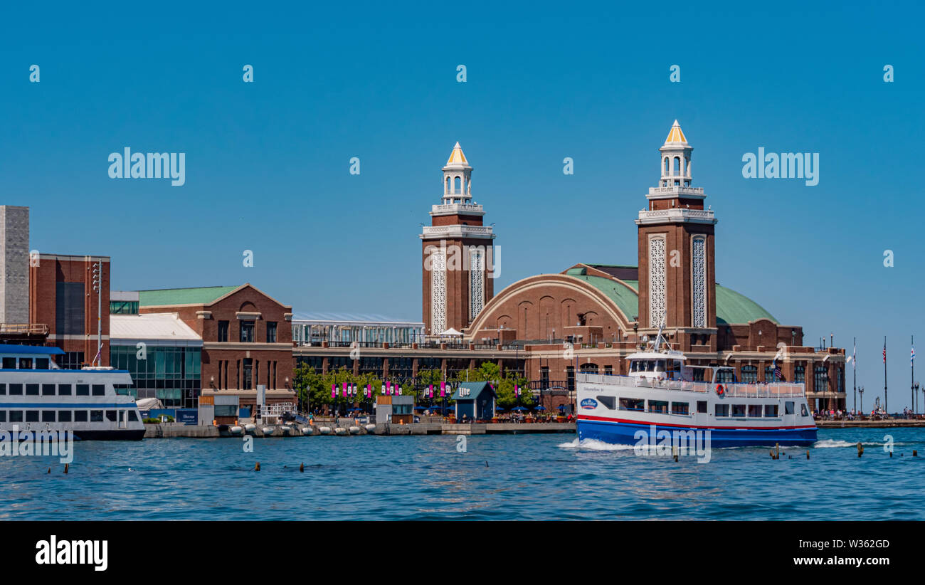 Chicago Navy Pier is a popular landmark at Lake Michigan - CHICAGO, USA ...
