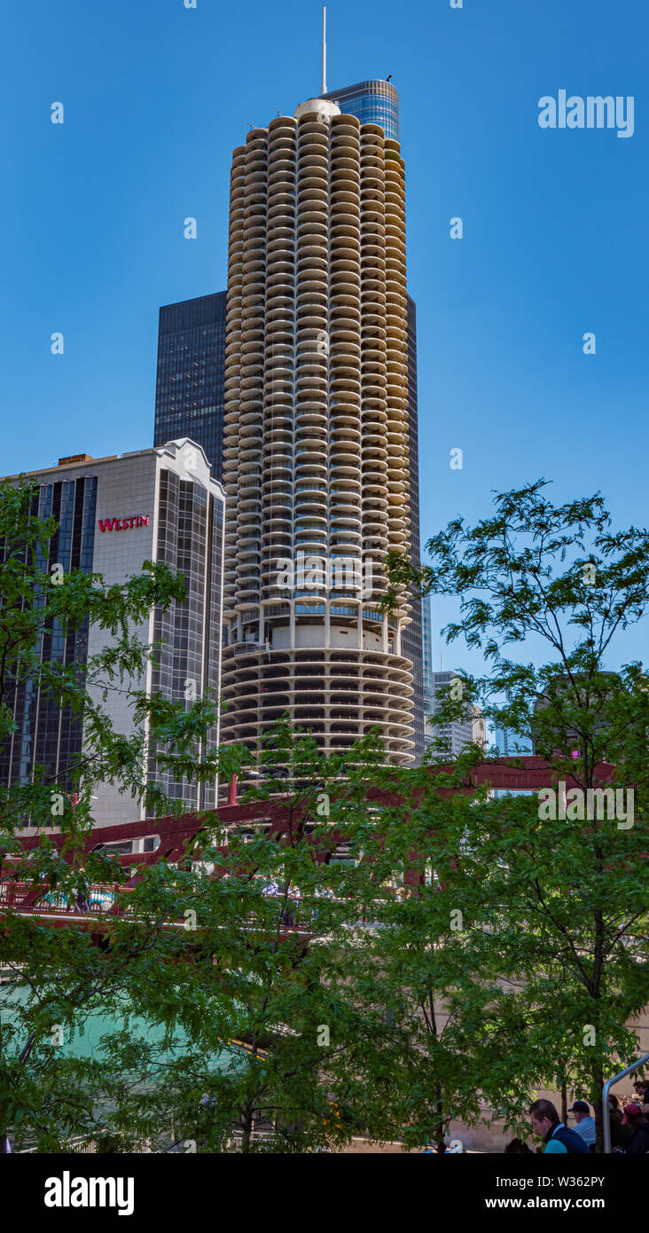 The High rise buildings of Chicago downtown - CHICAGO, USA - JUNE 11 ...