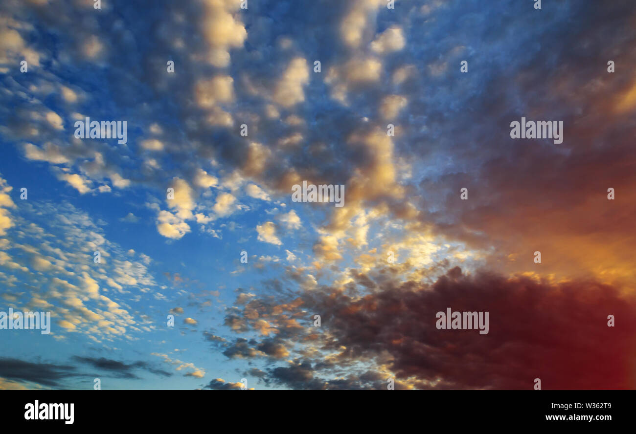 Beautiful sunset seascape under sunset sky with multicolor clouds Stock ...