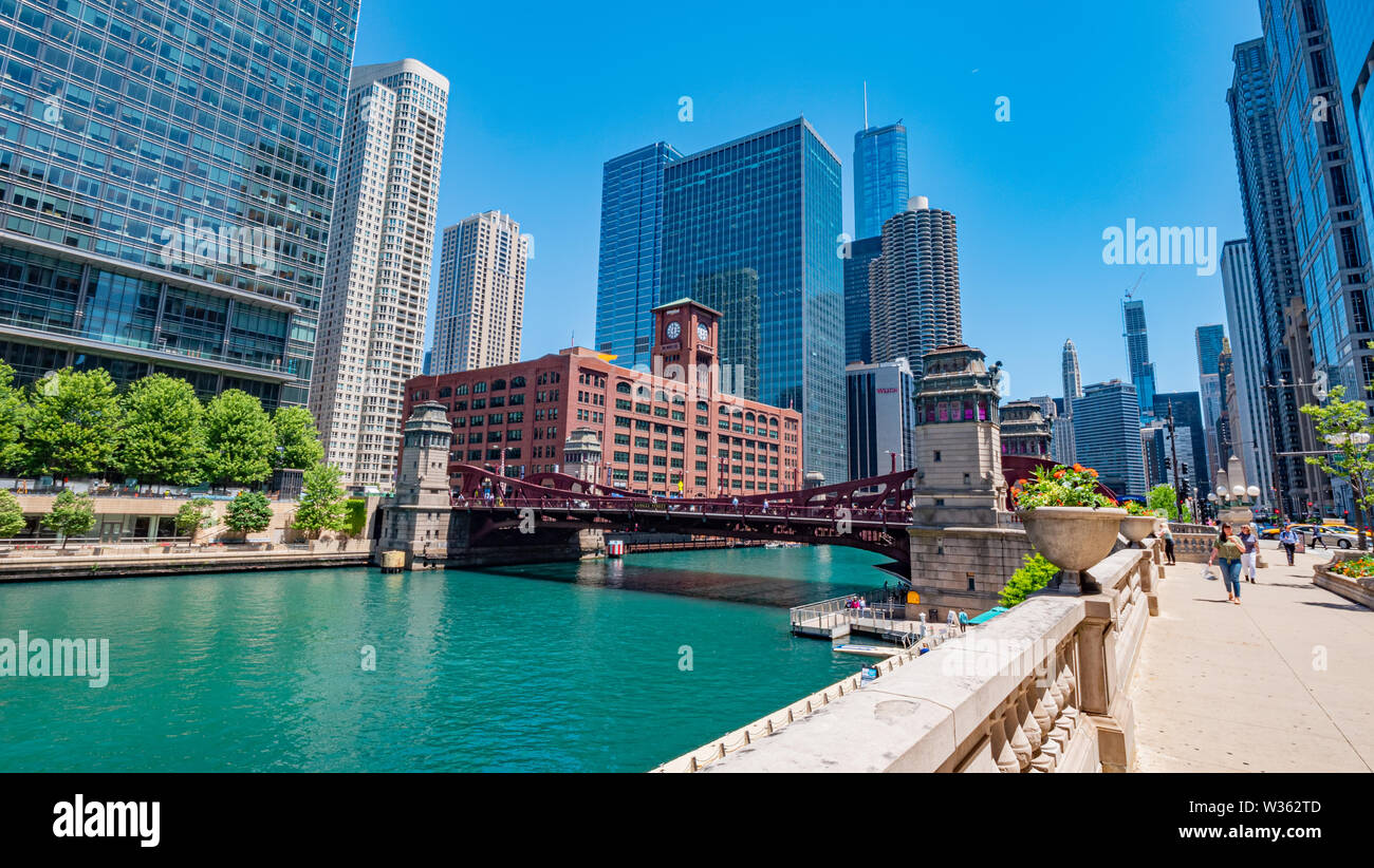 The popular riverside of Chicago River - CHICAGO, USA - JUNE 11, 2019 ...