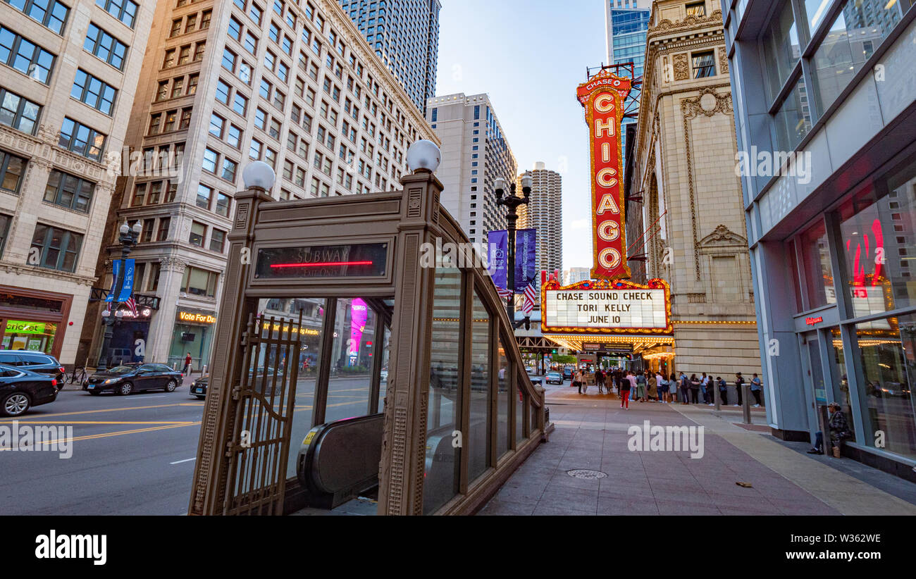 Famous Chicago Theater at State Street former Balaban and Katz Theater ...