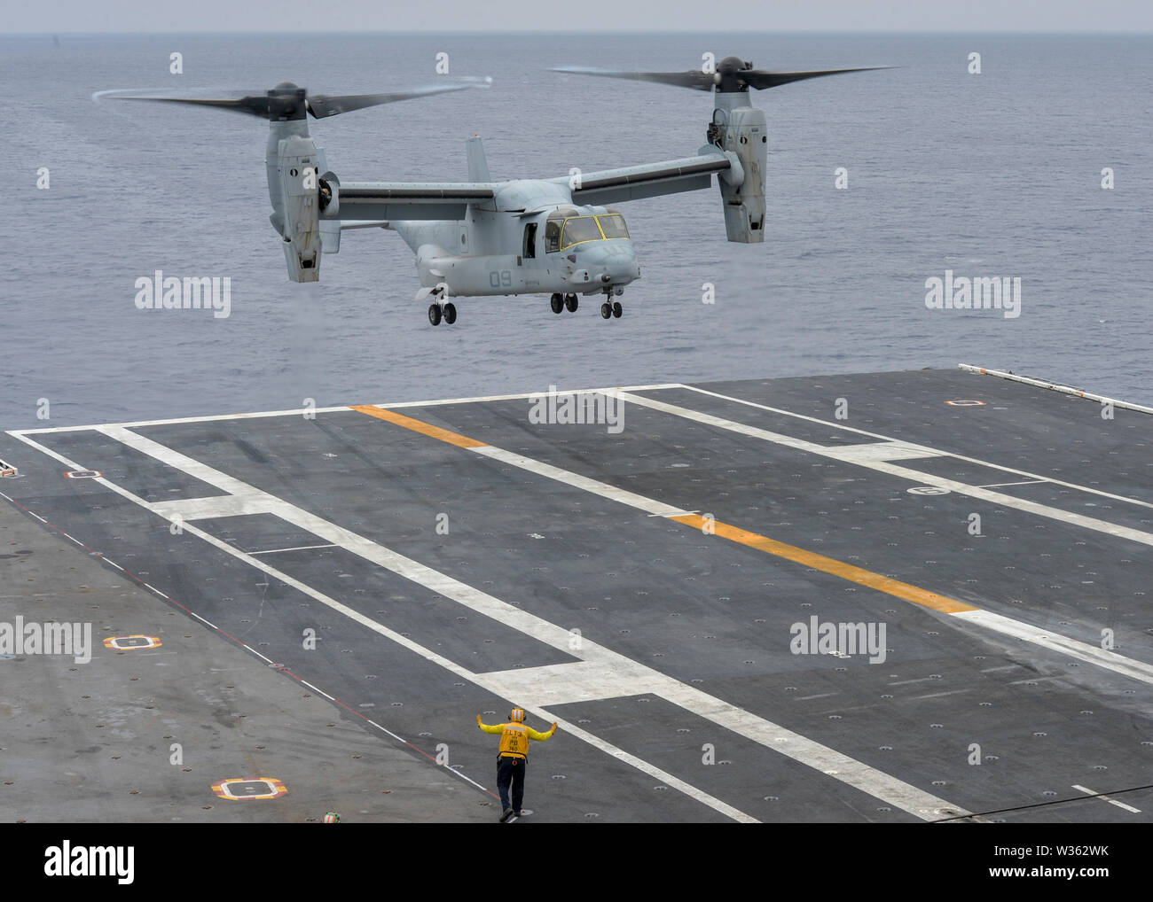 190710-N-KO930-0121 PACIFIC OCEAN (July 10, 2019) An MV-22 Osprey ...