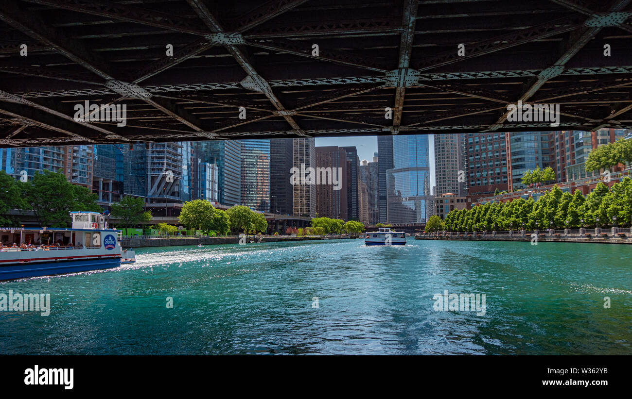 Sightseeing cruise under the bridges of Chicago River - CHICAGO, USA ...