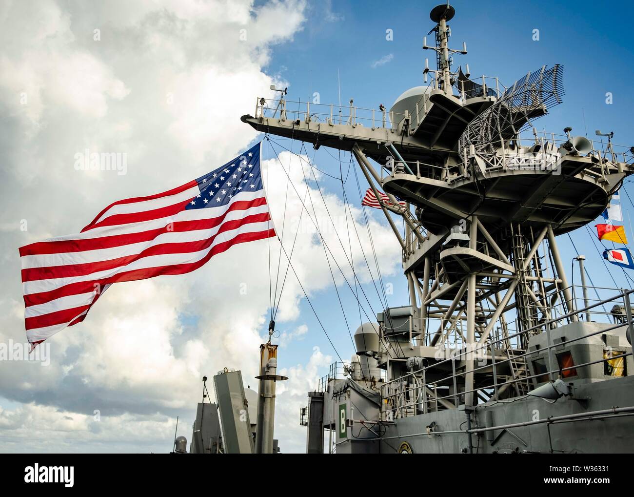 190711-N-WI365-1091 TASMAN SEA (July 11, 2019) – The amphibious dock ...
