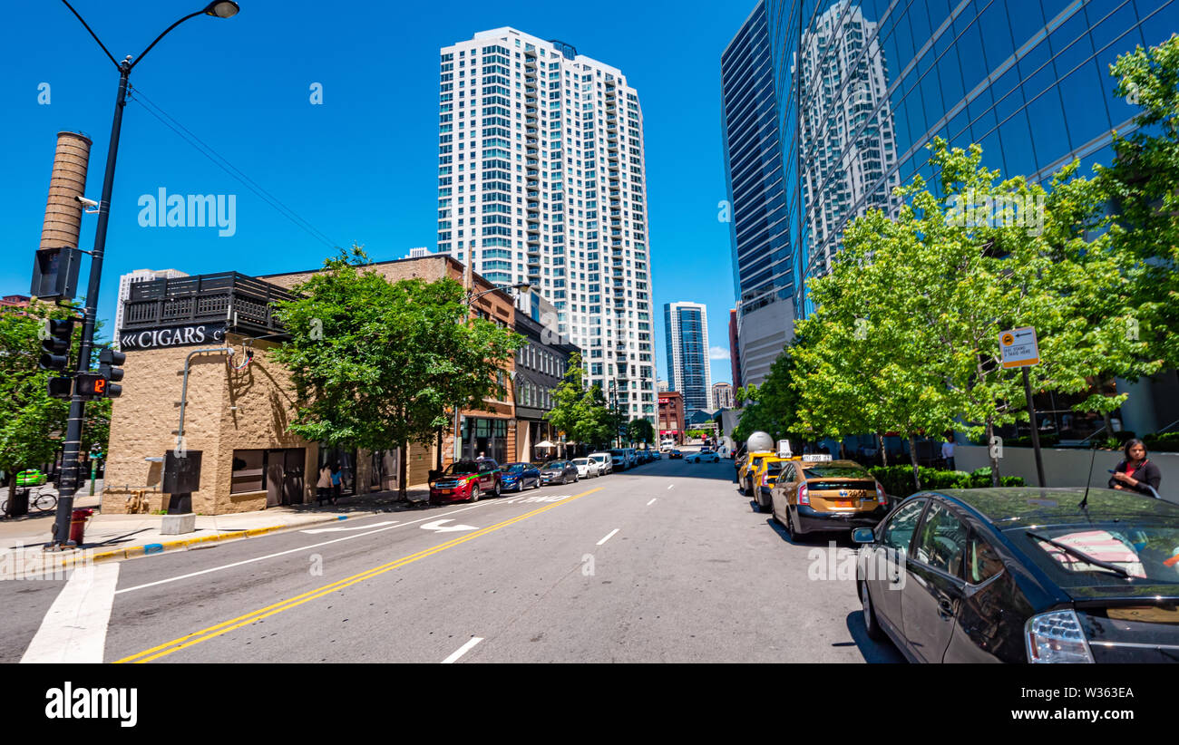 Street view in Chicago - CHICAGO, USA - JUNE 11, 2019 Stock Photo - Alamy