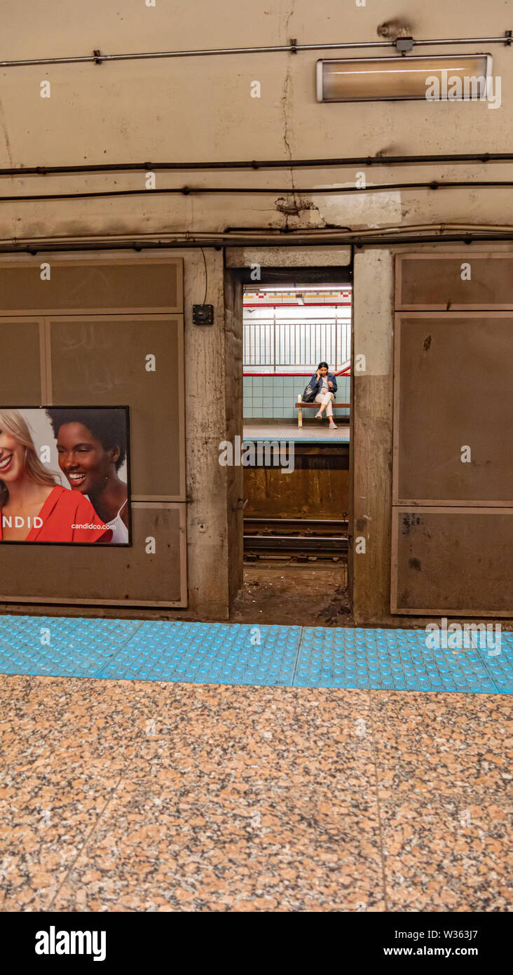 Downtown chicago train platform hi-res stock photography and images - Alamy