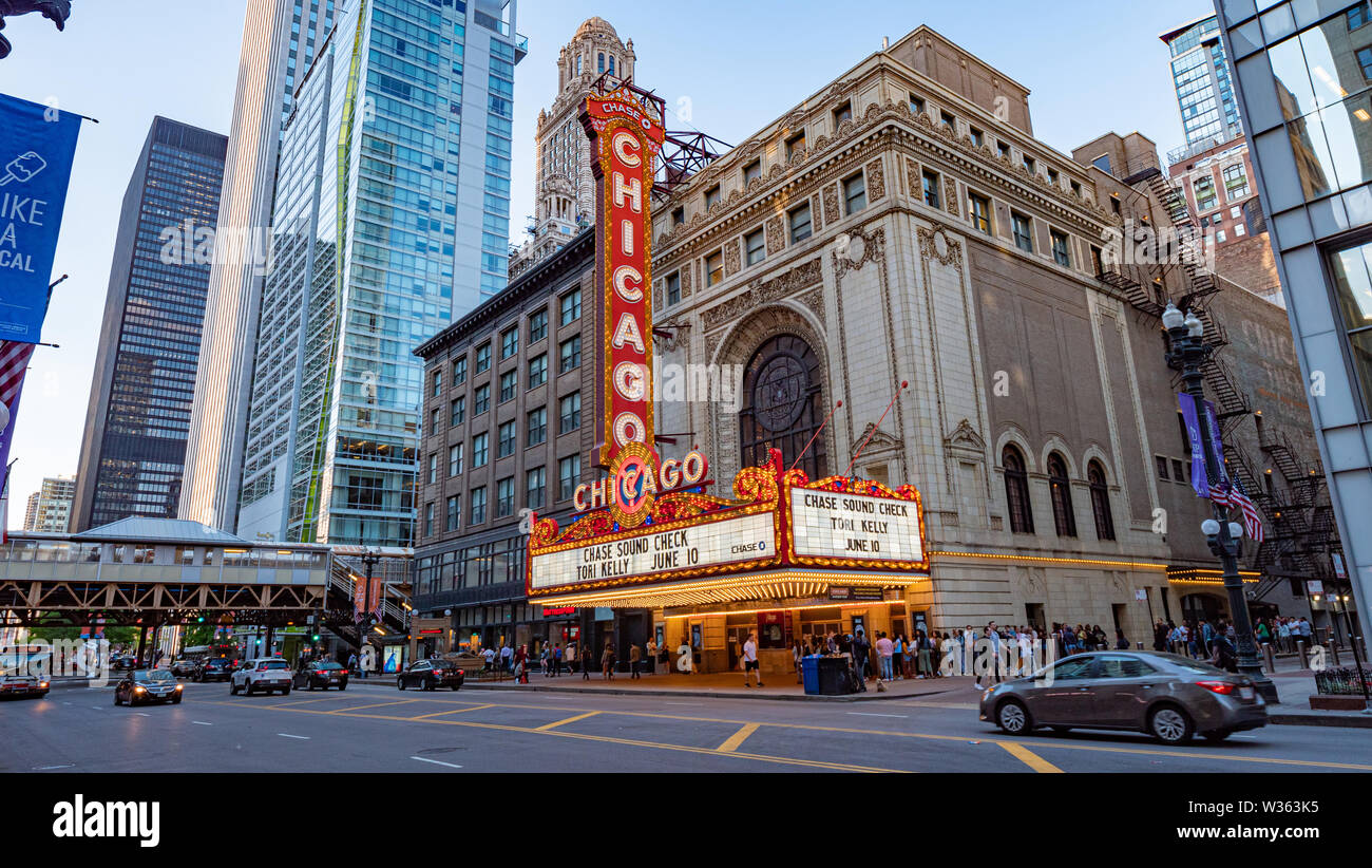 Famous Chicago Theater at State Street former Balaban and Katz Theater ...