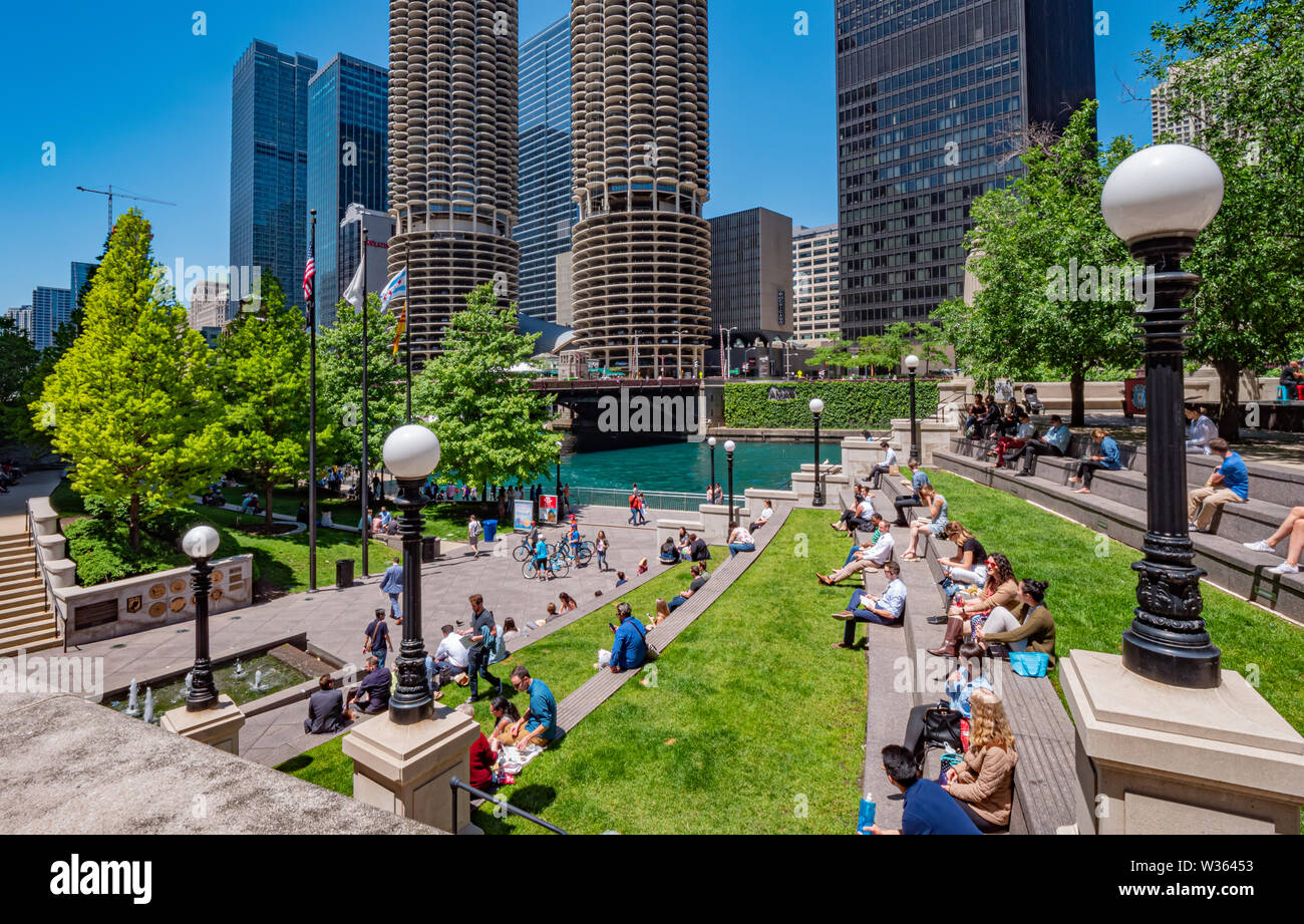The popular riverside of Chicago River - CHICAGO, USA - JUNE 11, 2019 ...
