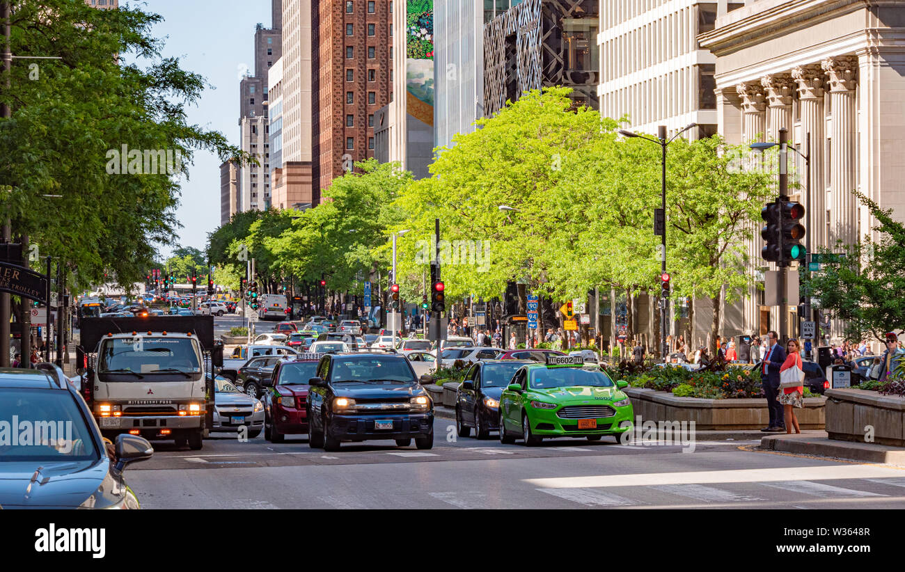 Traffic on Michigan Avenue in Chicago - CHICAGO, USA - JUNE 11, 2019 ...