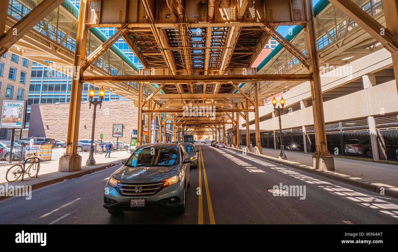 Overground subway tracks in the streets of Chicago - CHICAGO, USA ...