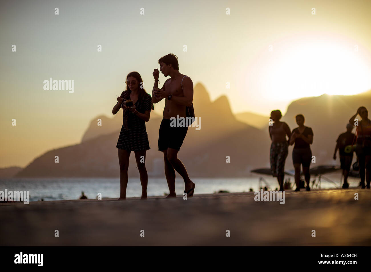 People stroll along the promenade in rio de janeiro hi-res stock ...