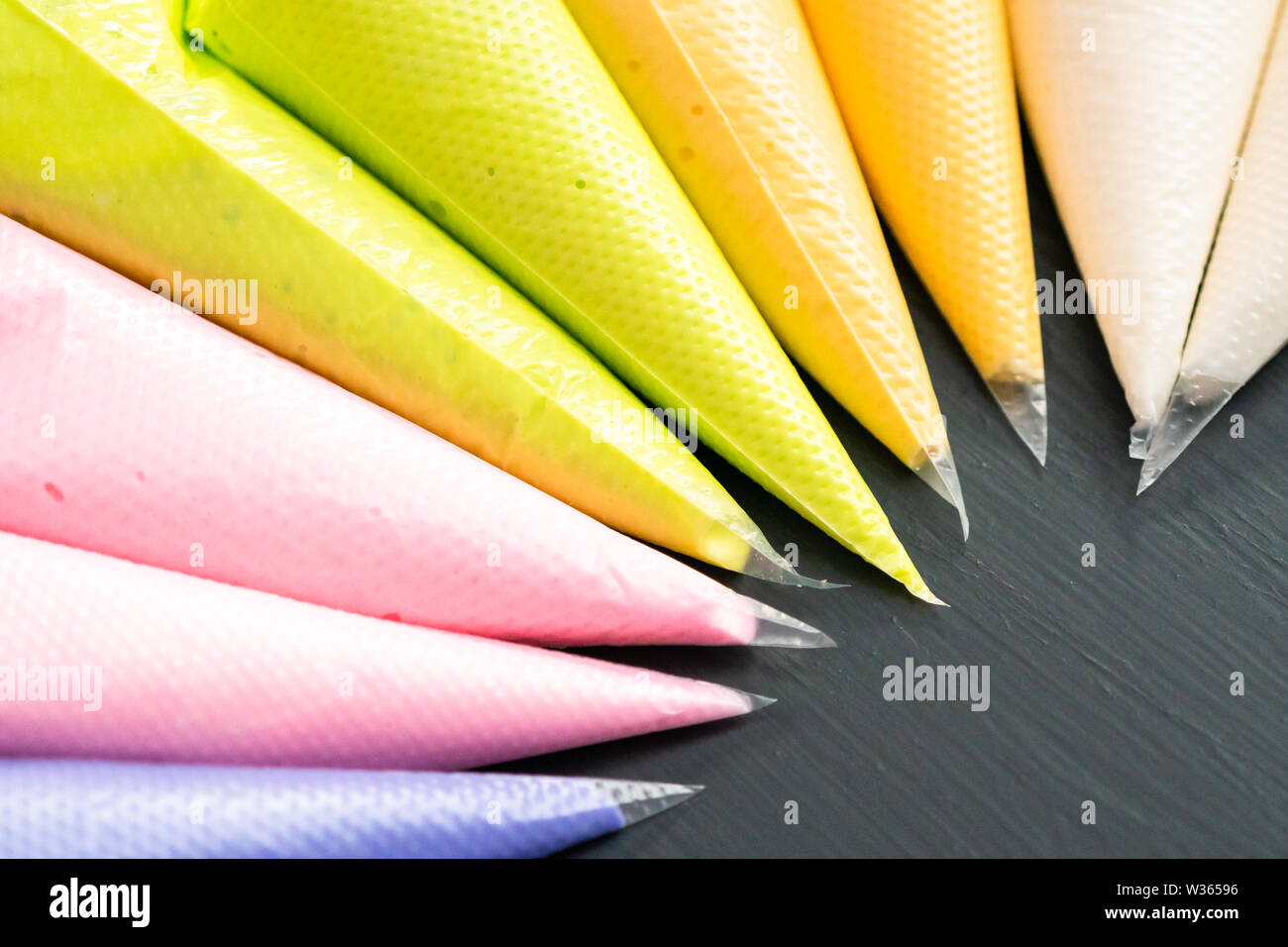 Royal icing bags hi-res stock photography and images - Alamy