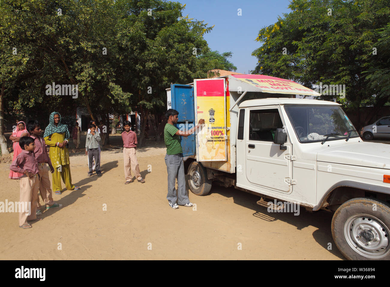 Indian delivery van hi-res stock photography and images - Alamy