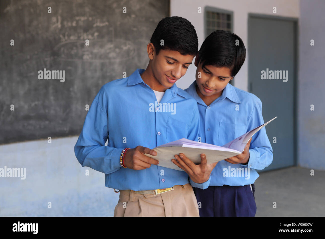 Indian schoolboys uniform classroom hi-res stock photography and images ...