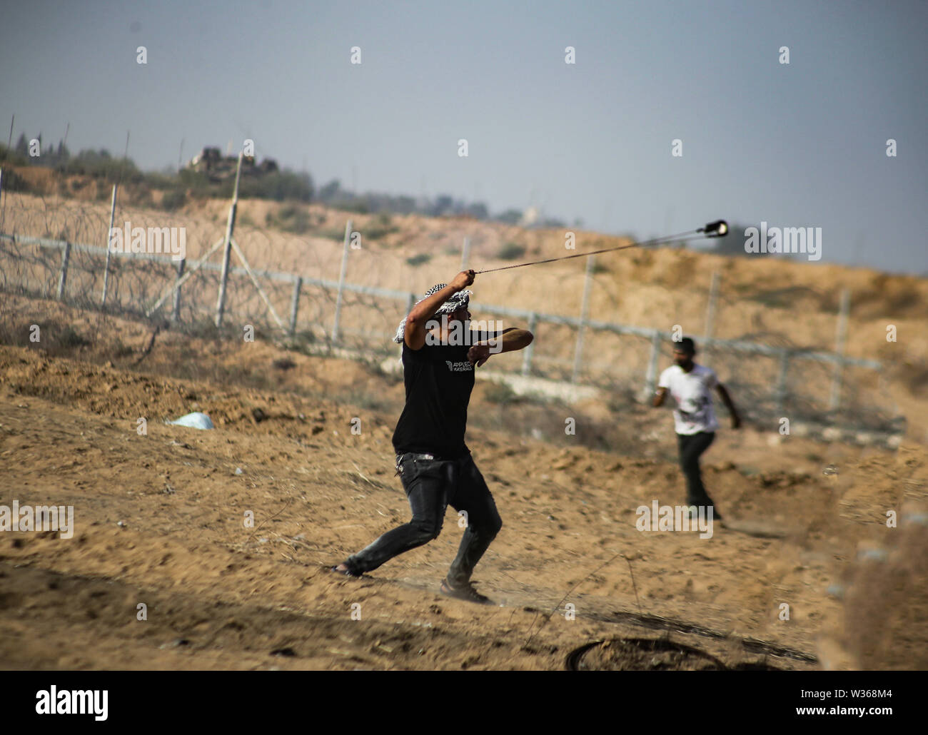 Palestine slingshot hi-res stock photography and images - Alamy