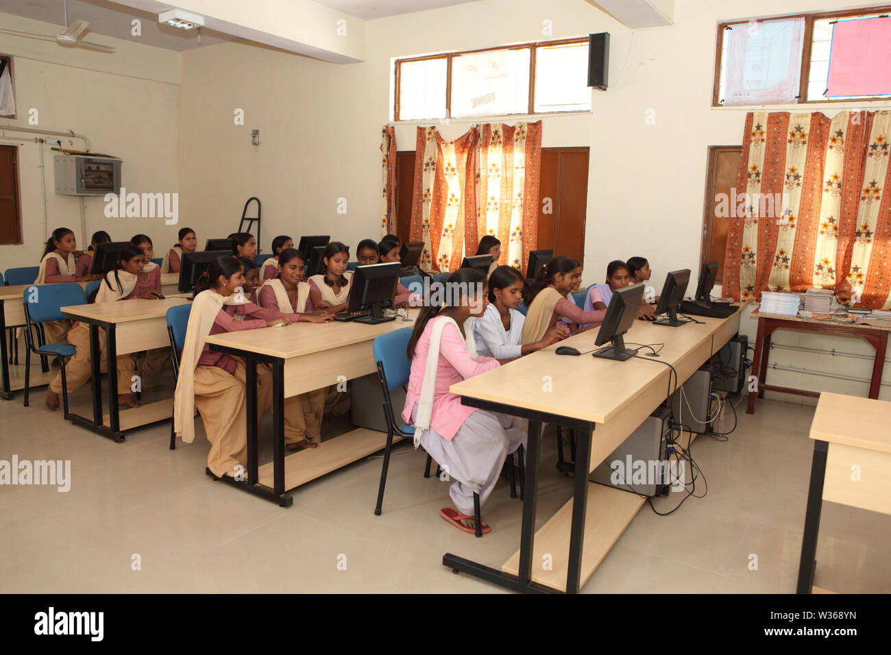 Indian school children using computers hi-res stock photography and ...