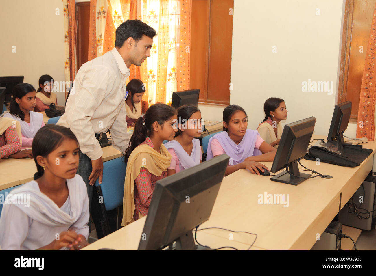 Indian rural child girl computer hi-res stock photography and images ...