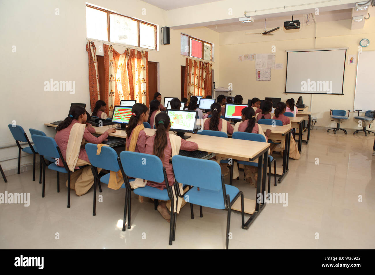 Indian school children using computers hi-res stock photography and ...
