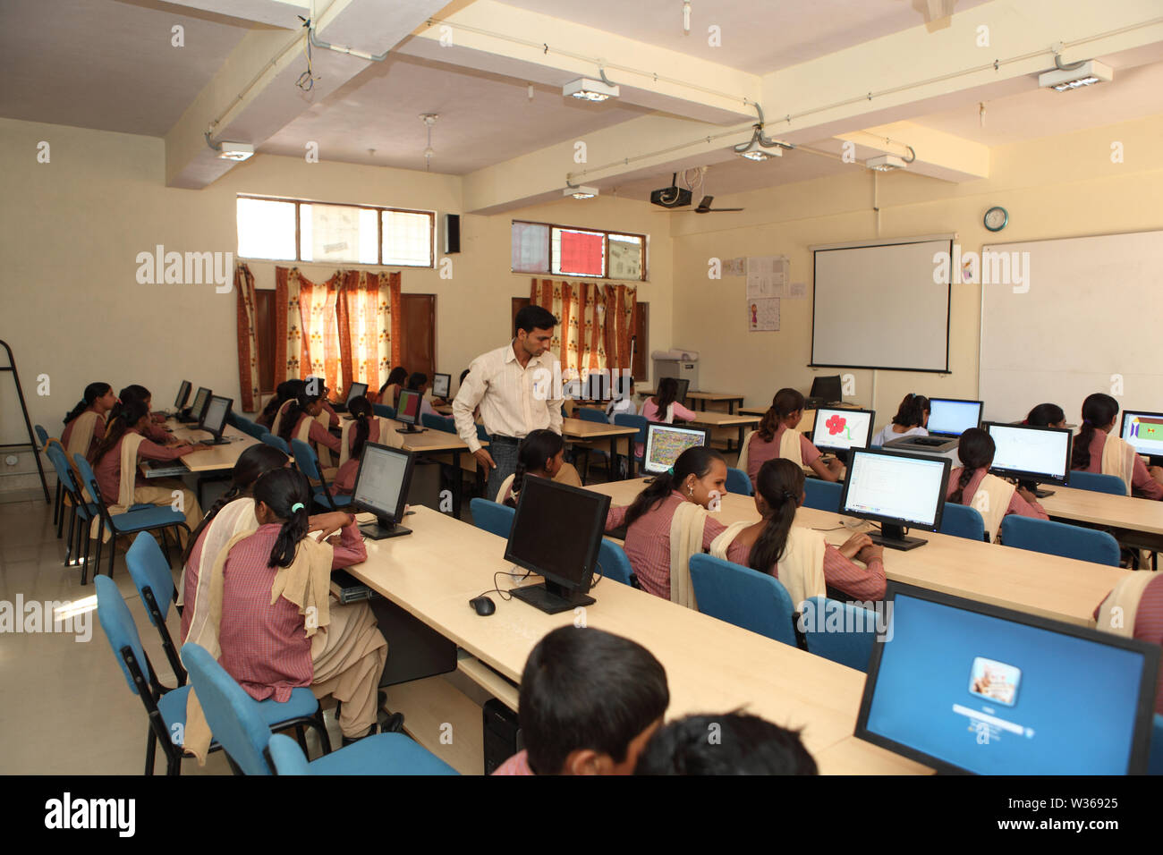 Indian school children using computers hi-res stock photography and ...