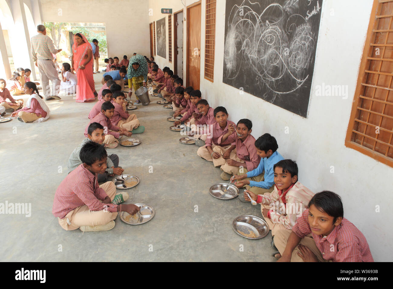 School children eating Mid Day Meal served in school Stock Photo - Alamy