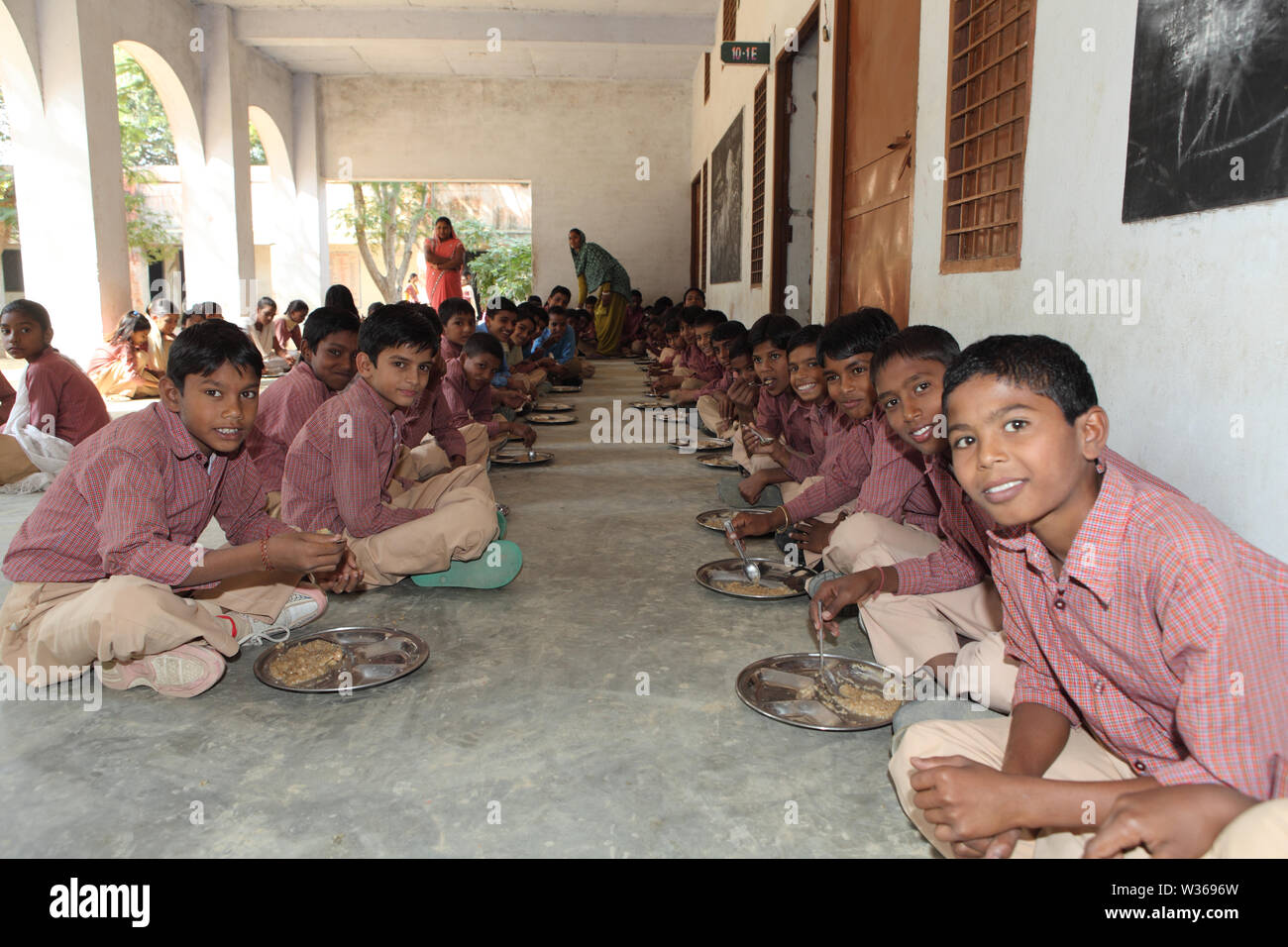 School children eating Mid Day Meal served in school Stock Photo - Alamy