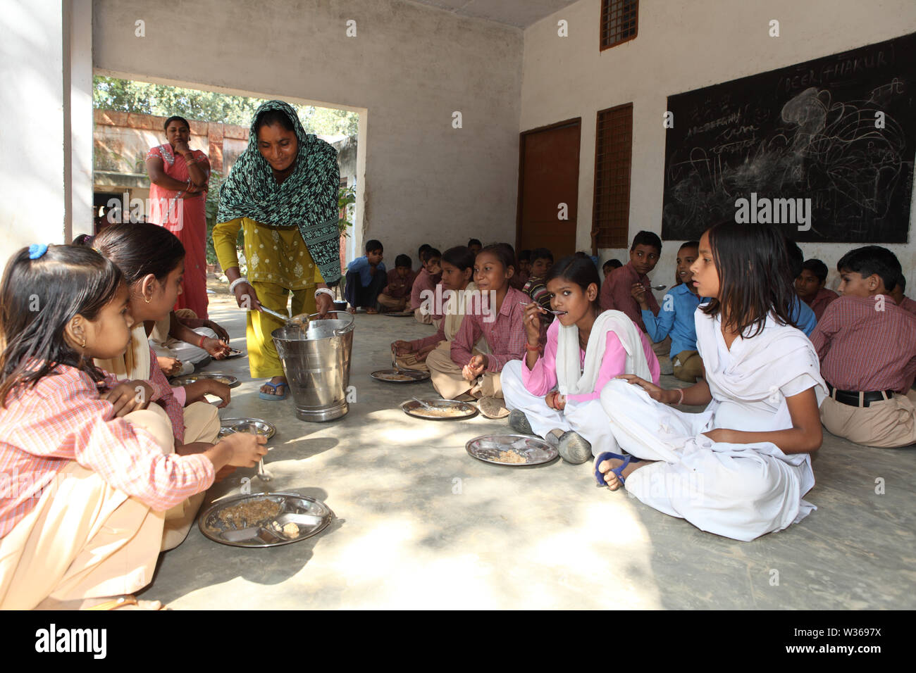 School children eating Mid Day Meal served in school Stock Photo - Alamy