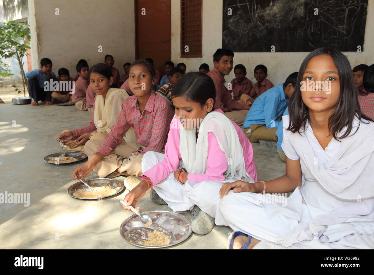 School children eating Mid Day Meal served in school Stock Photo - Alamy